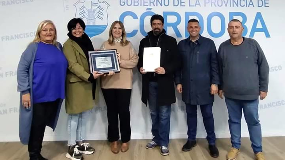 La legisladora Alejandra Piasco hizo entrega de un reconocimiento a ...