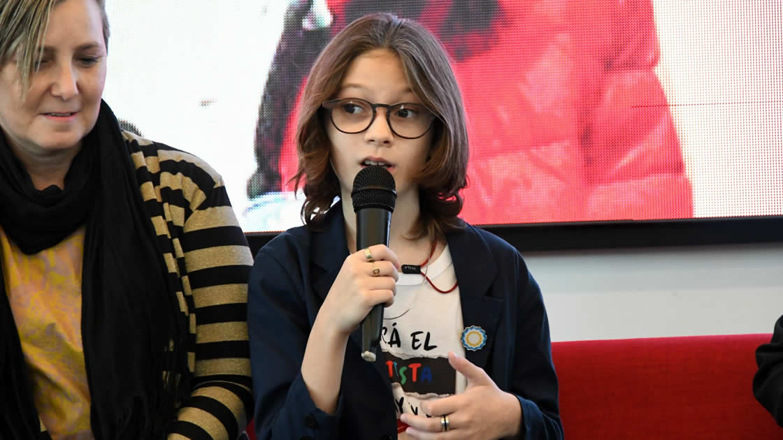 El activista Ian Moche se presenta en el Teatro Mayo de la ciudad para ...
