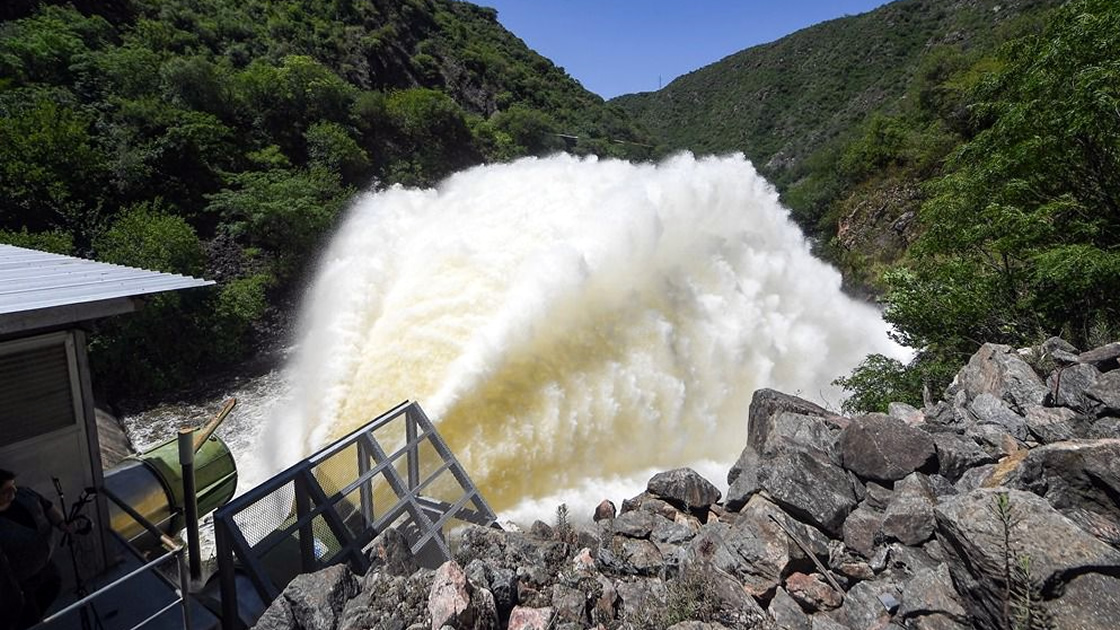 El embalse San Roque alcanzó su nivel máximo y mostró la “cola de novia ...